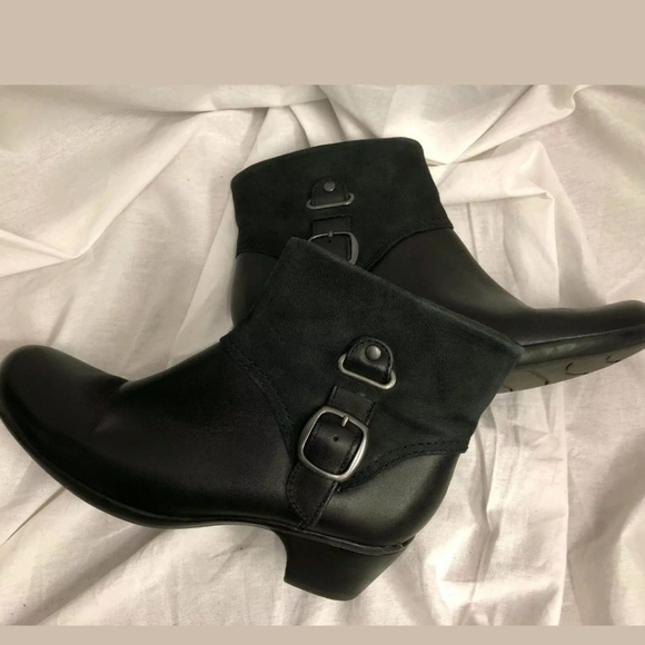 Clarks | Shoes | Clarks Ankle Bootie Black Leather Zip Sz9n | Poshmark